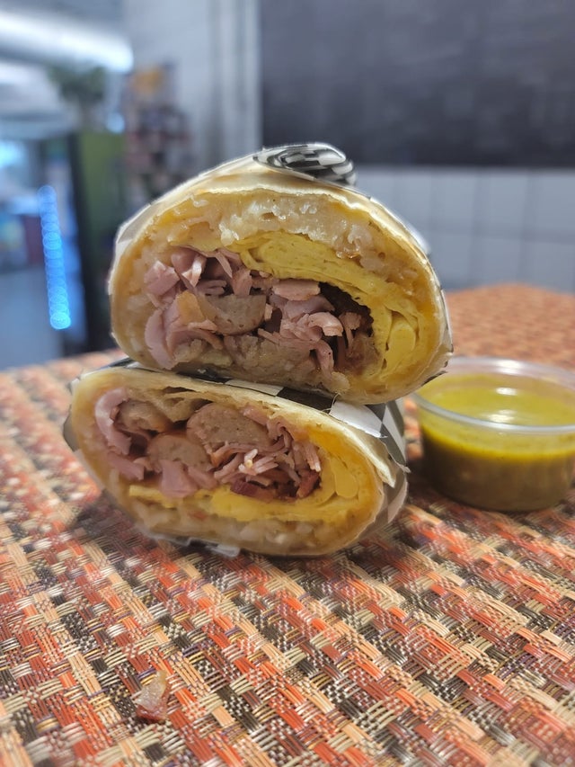 TRES AMIGOS BURRITO